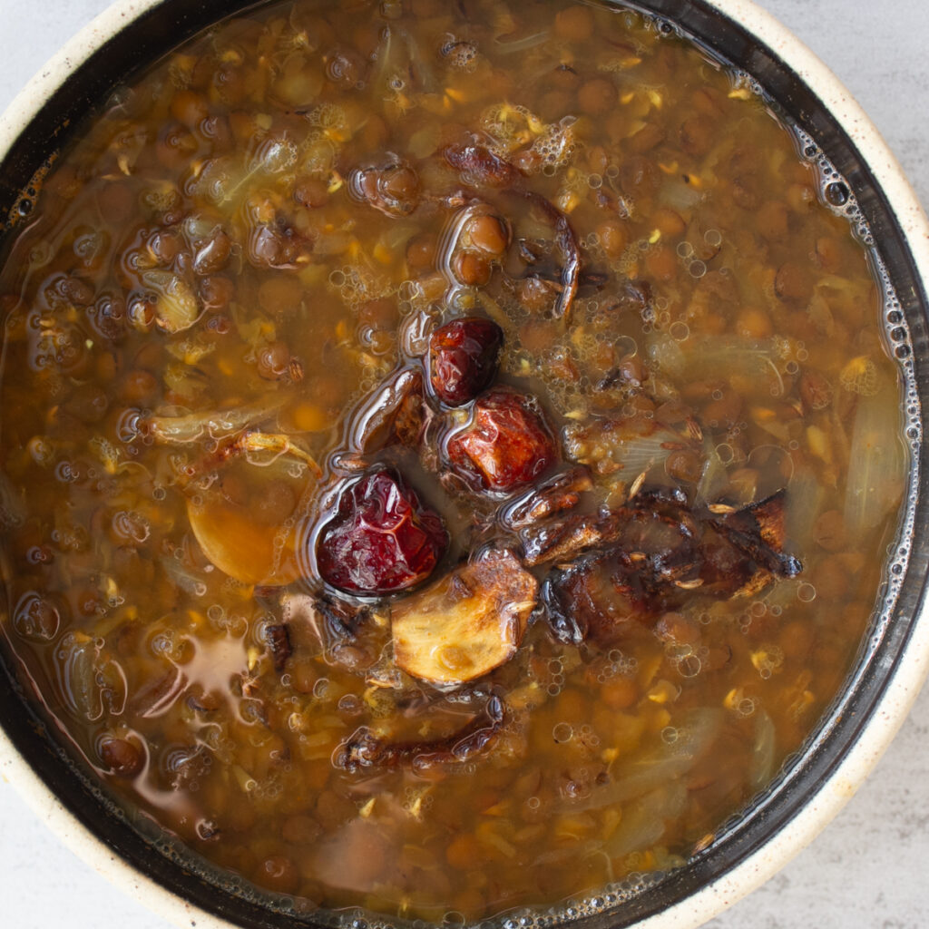 Easy Pakistani Style Kali Dal (Whole Masoor Dal) - Pakistan Eats