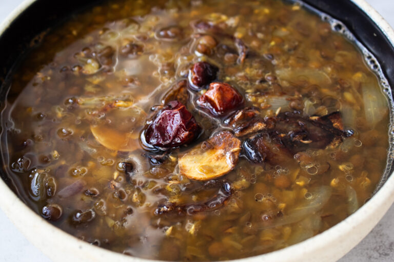 Easy Pakistani Style Kali Dal (Whole Masoor Dal) - Pakistan Eats